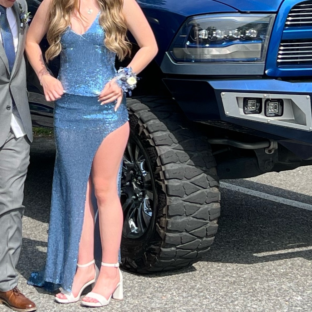 Selling My Prom Dress Very Beautiful Blue Not Itchy/S… - Gem